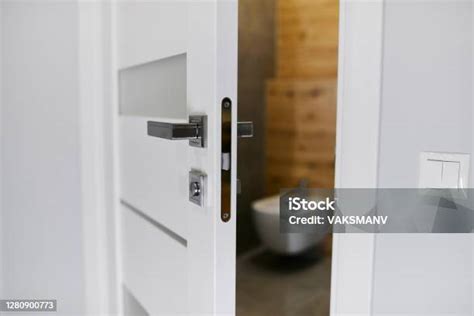 절반은 아늑한 집 내부에 문을 열었습니다 천연 목재 흰색 문에 현대적인 스타일의 도어 핸들 크롬 도어 핸들 가구에 대한 스톡
