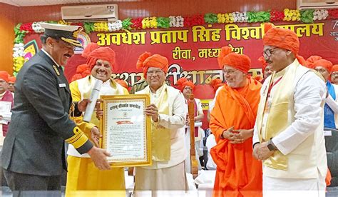 राज्यपाल ने विन्ध्य के गौरव वाइस एडमिरल त्रिपाठी को दी डीएससी की