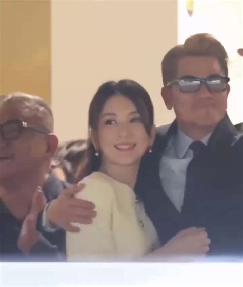 老夫少妻啊！😍57岁的郭富城携36岁的娇妻方媛观看赛马 直播吧