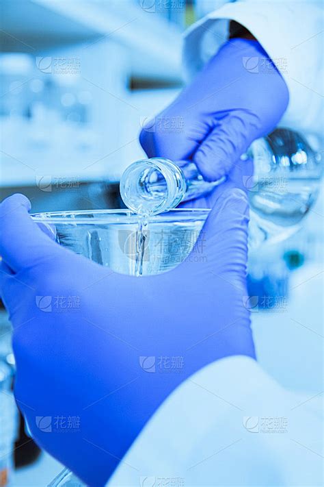 科学家手拿试管，实验室研究。