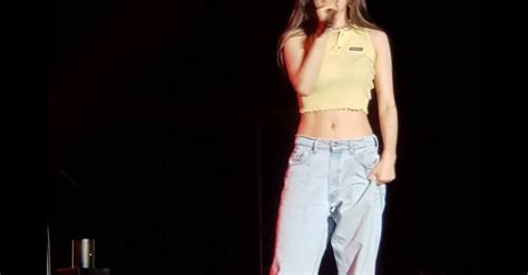 나이트 파티에서 ‘상의 탈의한 여자 연예인 포스트쉐어
