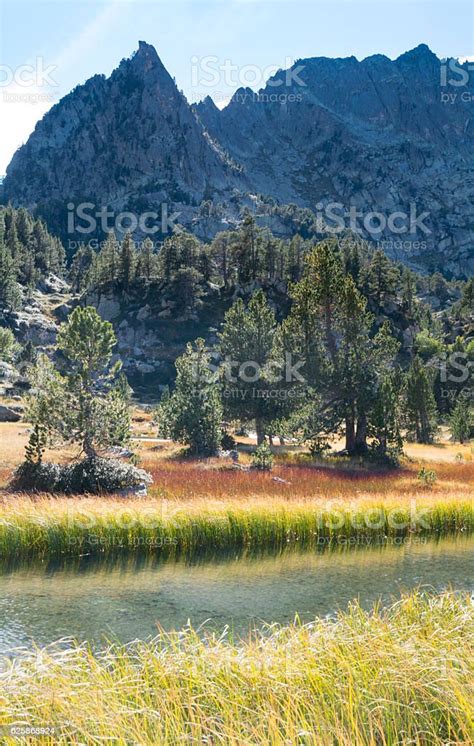 풍경 산 봉우리와 색상의 물 0명에 대한 스톡 사진 및 기타 이미지 0명 10월 가을 Istock