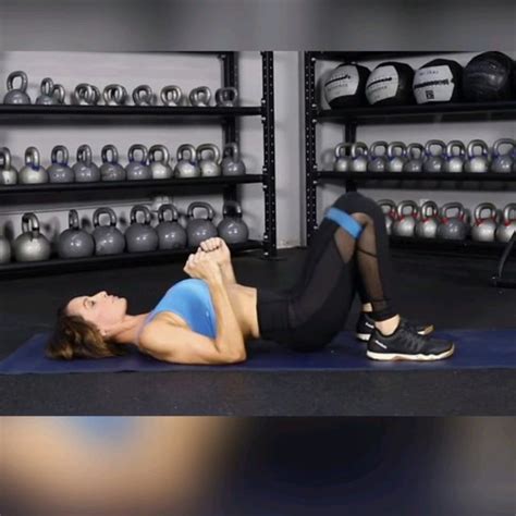 Mini Band Glute Bridge By Francisco Perez Ejercicio Cómo Hacerlo