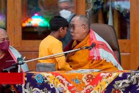 Dalái Lama se disculpa tras besar a niño Fue algo inocente y juguetón