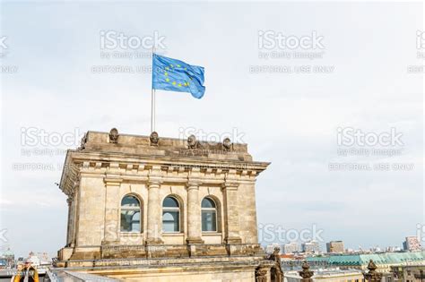 베를린 연방의 탑 꼭대기에 유럽 연합의 국기 Bundestag에 대한 스톡 사진 및 기타 이미지 Bundestag 가정위탁