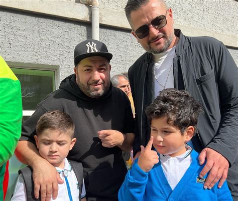 როგორ გამოიყურებოდნენ ცნობილი სახეების შვილები სკოლის დაწყების პირველ