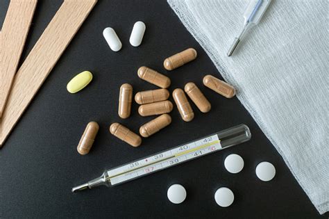 체온을 측정 하기 위한 전통적인 의료 온도계입니다 약 고 약 배경입니다 높은 체 온도입니다 감기와 독감에 대한 스톡 사진 및