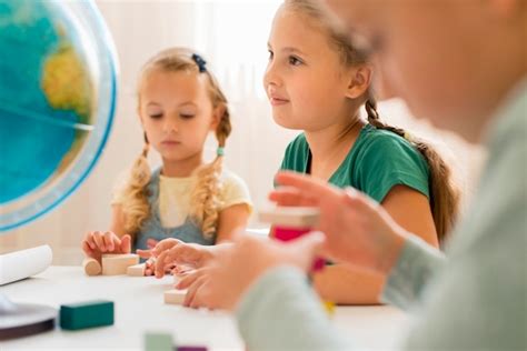 Niños prestando atención en clase Foto Premium