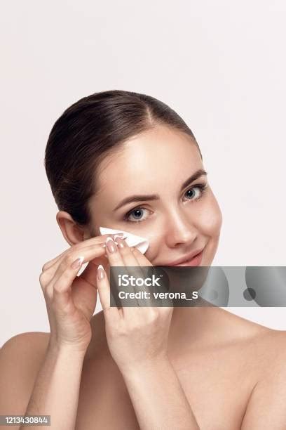 화이트 패드와 얼굴을 청소 하는 여자입니다 메이크업 화이트 화장품 면 패드를 제거 하는 아름 다운 소녀 행복 한 미소 여성 화장품 패드와 얼굴 피부에서 메이크업을 벗고