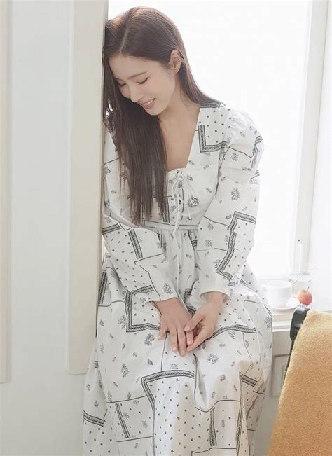 패션엔 신세경 여름 원피스 시스루 끝낸 러블리한 꽃무늬 레이어드 원피스룩