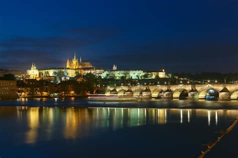 밤에 프라하 성 및 카를교 체코 공화국 프리미엄 사진 밤에 프라하 성 및 카를교 체코 공화국 프리미엄 사진