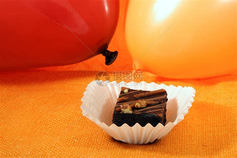 红褐色周年甜点坚果生日红色派对食物橙子蛋糕纪念日高清图片下载 正版图片320361079 摄图网