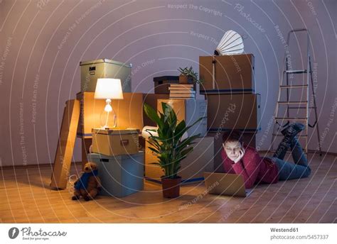 Frau trägt einen Karton in einem neuen Zuhause ein lizenzfreies Stock Foto von Photocase