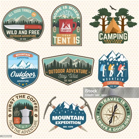 산악 탐험 및 야외 모험 배지 벡터 배지 패치 셔츠 프린트 스탬프 또는 티셔츠에 대한 개념 하이킹 엠블럼 산 엠블럼 배지 야외 언덕 여행 디자인 산에 대한 스톡 벡터 아트