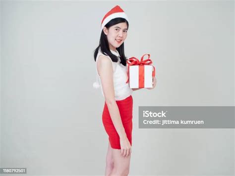 크리스마스 모자를 쓰고 흰색 배경에 고립 된 선물 상자를 들고있는 여성 12월에 대한 스톡 사진 및 기타 이미지 12월