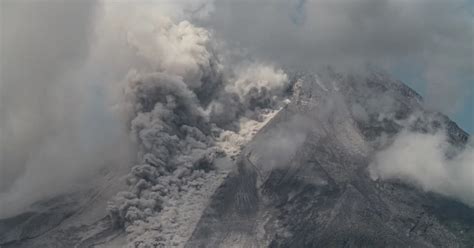 Entró en erupción el volcán indonesio Merapi uno de los más activos del mundo Infobae