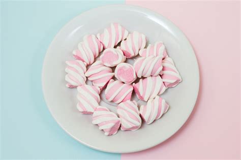 반 블루 반 핑크 배경의 중간에 맛 있는 마 시 멜로의 전체 플레이트의 평면도 사진 최소 스타일 부드러운 색상 클로즈업 사진 0