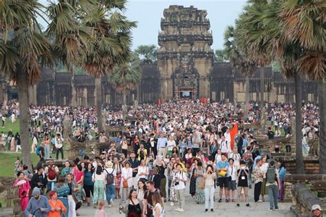 ភ្ញៀវទេសចរជាង១ម៉ឺននាក់ បានមកទស្សនាព្រឹត្តការណ៍ ថ្ងៃរះចំកំពូលប្រាសាទអង្គរវត្ត Khmerload