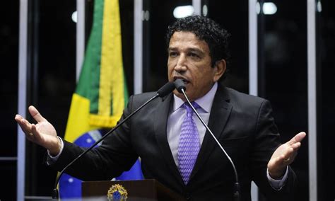 Chamado de golpista senador Magno Malta bate boca e é retirado de avião Jornal O Globo