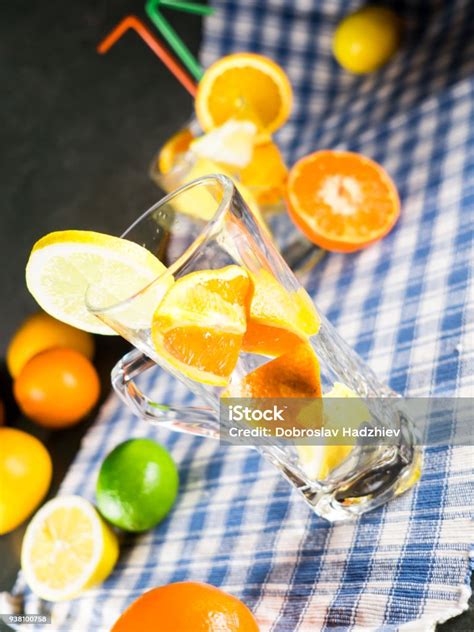 신선 하 고 달콤한 감귤의 얼음 찬 Citronade 여름 열에 대 한 완벽 한 준비에 대 한 준비가 되었습니다 여름이 오고