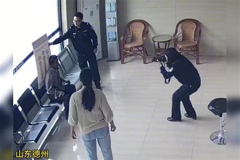 双腿残疾男子到派出所办身份证，辅警将其背进户籍室。