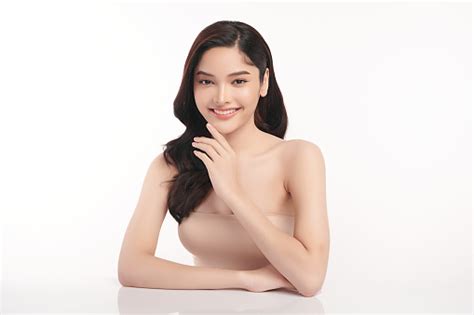 흰색 바탕에 깨끗하고 신선한 피부를 가진 아름 다운 젊은 트랜스젠더 여성 얼굴 관리 얼굴 치료 미용 미용 및 스파 트랜스젠더