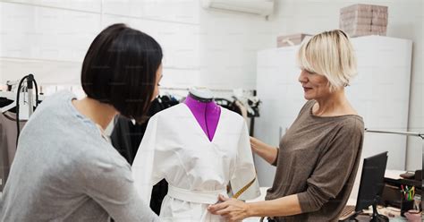 패션 스튜디오에서 일하는 두 명의 전문 디자이너 창조적 인 사람들 개념입니다 사진 Unsplash의 유행 이미지