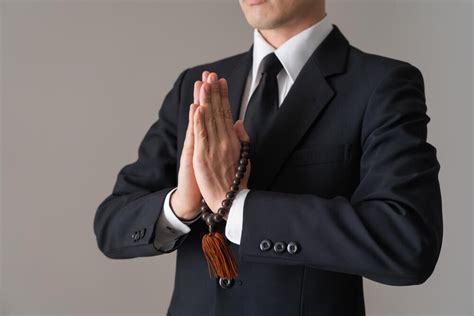 【立場別】家族葬の服装マナーとは。喪主と親族で喪服が違う？ 家族葬のファミーユ【coeurlien】
