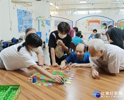 南巿社會局培力脫貧學子 引導日照長輩玩桌遊