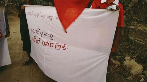 ယင်းမာပင်တွင် သပိတ်စစ်ကြောင်း ၂ ခုပေါင်း၍ မတရားသည့် စစ်မှုထမ်းဥပဒေကို အလိုမရှိ ကြွေးကြော် ချီတက