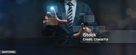 홀로그램 순서도를 가진 사람 체계적으로 질적으로 순서도 비즈니스 워크플로를 설계하는 사업가 프로그램의 워크플로를 시각화하기 위한 순서도 순서도 디자인 개념입니다 30 34