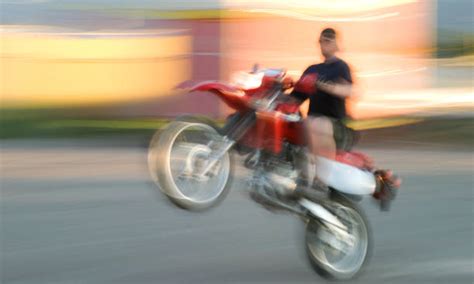 Wheelie afbeeldingen, beelden en stockfoto's - iStock