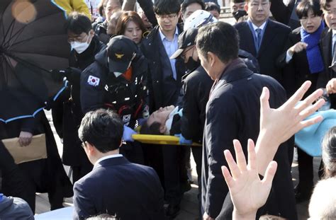 南韓最大在野黨黨魁李在明 頸部遭刺倒地送醫急救 ｜ 公視新聞網 Pnn