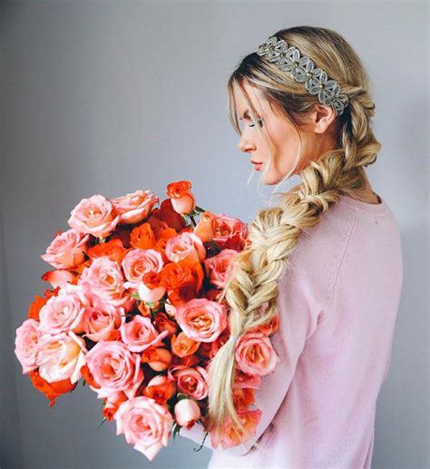 Девушка с букетом роз Flechtfrisuren Geflochtene Frisuren Frisuren
