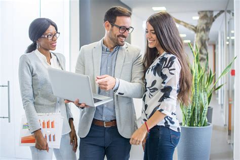 사무실 복도에서 회의가지고 노트북과 3 사업 사람들의 그룹입니다 3 명에 대한 스톡 사진 및 기타 이미지 3 명 가리키기 경영자 Istock