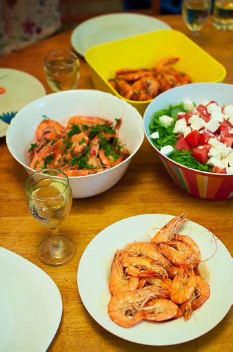 많은 요리 오렌지 흰색 접시 토마토와 치즈 세트 나무 테이블에 신선한 샐러드와 함께 그릇에 긴 수염을 가진 Carapaces에