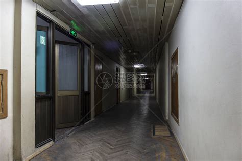 黑暗空地下室走廊的高清图片下载 正版图片504182867 摄图网