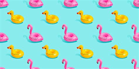 상단보기 다채로운 핑크 플라밍고 노란색 오리 장난감 밝은 파스텔 블루 배경에 선명한 색상 이음새없는 패턴 플랫 레이 일러스트 컬러 디자인 최소한의 스타일 여름 개념 패턴에