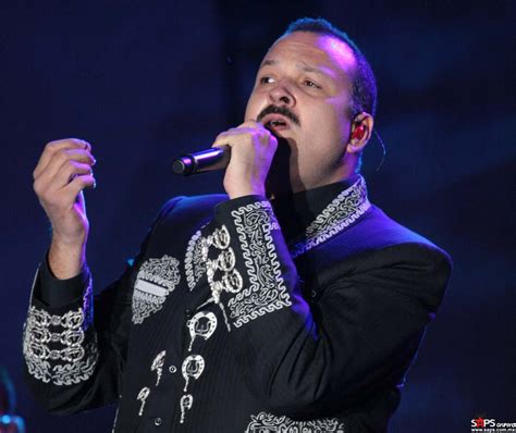 Pepe Aguilar Recibe Disco De Platino Por Más De 60 Mil Copias Físicas