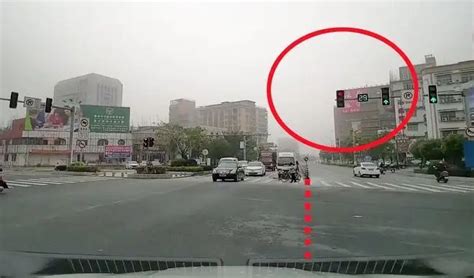 左转过了停止线红灯亮了能继续转吗 有驾