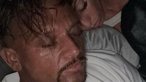 Seine Neue Menowin Fr Hlich Kuschelt Mit Mysteri Ser Frau