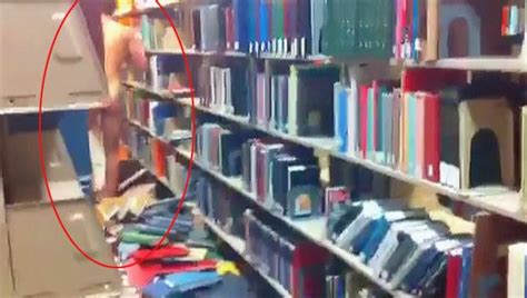 A o C Doidão é flagrado nu em biblioteca de universidade americana