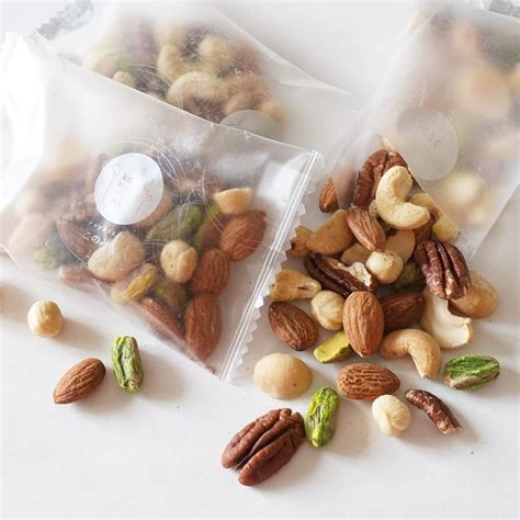 This Mimi Luxurious 6 Types Mixed Nuts 960 Grams Plain Roasted