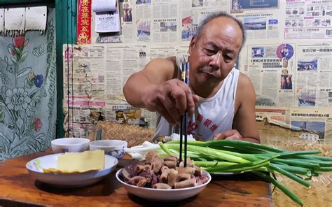大爷捡个大漏，10元多买回一堆猪下水，卤了一大锅，蘸辣椒酱吃，太过瘾了 农村大叔爱生活 农村大叔爱生活 哔哩哔哩视频