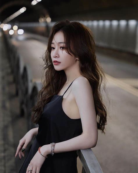 篠崎泫さんのインスタグラム写真 篠崎泫instagram「我就是個破碎的人。 ⁡ 不管多努力 我都要去接受這個原廠設定 但沒事 我會