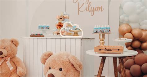 가족 모임 과자 테이블 귀여운 곰들 기념 모임 모피 카펫 목조 테이블 베비 샤워 봉제 장난감 부드러운 조명 부드러운 질감 부모님을 기다리고 부모의 사랑