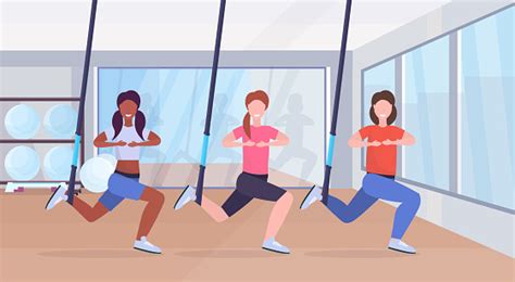 스포티 여자 하 고 스 쿼트 운동으로 서 스 펜 션 피트 니스 스트랩 탄성 로프 믹스 레이스 여자 훈련 피트 니스 그룹 수업 운동 개념 현대 체육관 헬스 클럽 인테리어 전체