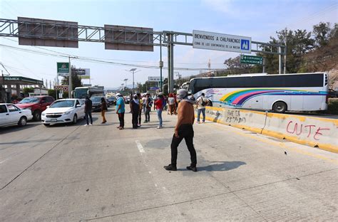 Bloquean Normalistas De Ayotzinapa La Autopista Del Sol Exigen La