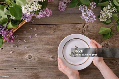 접시와 빈티지 나무 널빤지의 배경에 꽃 장식입니다 라일락 꽃과 텍스트 아래에 장소 빈티지 배경입니다 위에서 보기 평평한 누워 칼 개화기에 대한 스톡 사진 및 기타 이미지