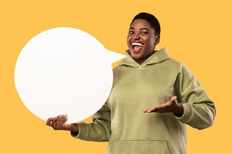 빈 연설 거품을 들고 아프리카 계 미국인 플러스 크기의 여자 노란색 배경 대화 풍선 문자 기호에 대한 스톡 사진 및 기타 이미지